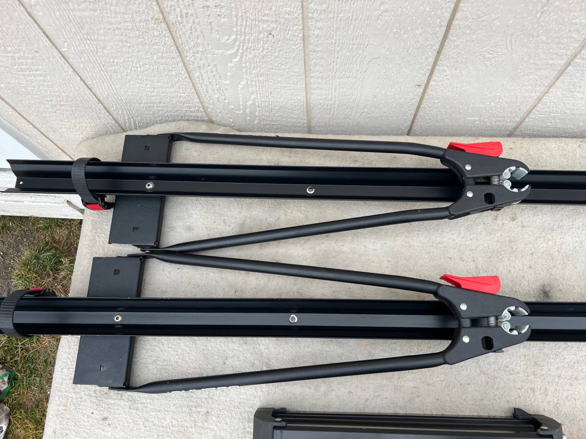 Subaru Yakima RAPTOR AERO bike roof racks and snowboard ski rack | Looknet