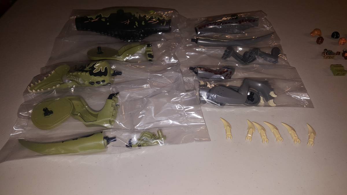 New Lego Giganotosaurus & Therizinosaurus (76949) - only mini figures ...